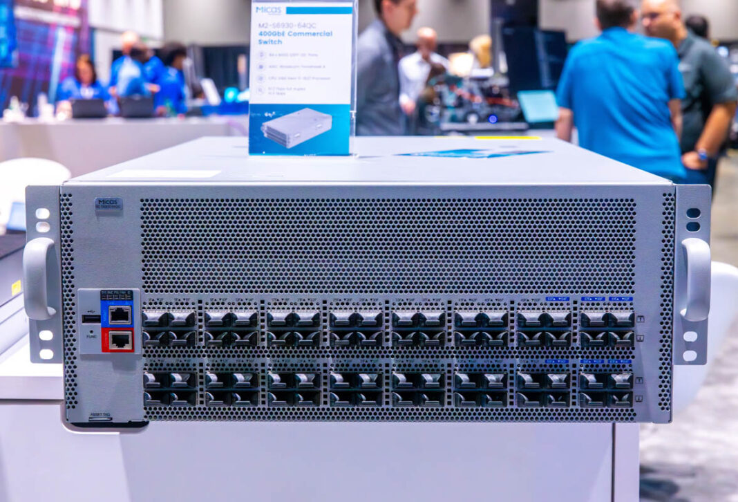 Micas Networks 51.2T Broadcom Co-Packaged Optics Demo 800G Switches and ...