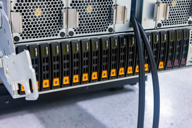 A Look at the Liquid Cooled Supermicro SYS-821GE-TNHR 8x NVIDIA H100 AI ...