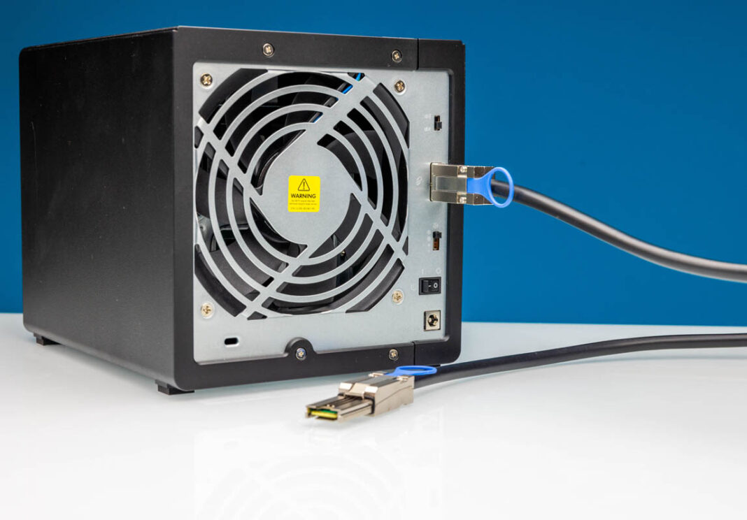 QNAP TL-D400S Review 4-Bay SATA JBOD DAS Enclosure