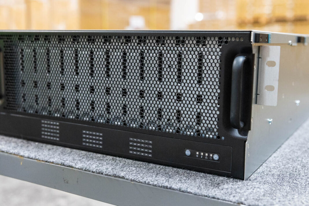 AIC J4078-02-04X 78-bay JBOD Review - ServeTheHome