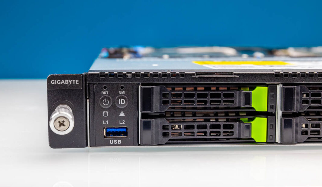 Gigabyte R183-Z95 Review Dual AMD EPYC Server with a EDSFF Twist