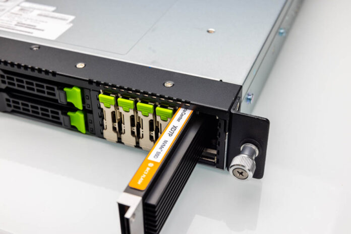 Gigabyte R183-Z95 Review Dual AMD EPYC Server with a EDSFF Twist