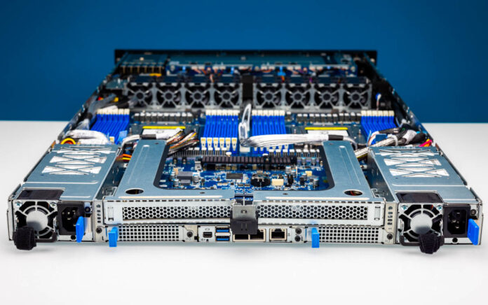 Gigabyte R183-Z95 Review Dual AMD EPYC Server with a EDSFF Twist