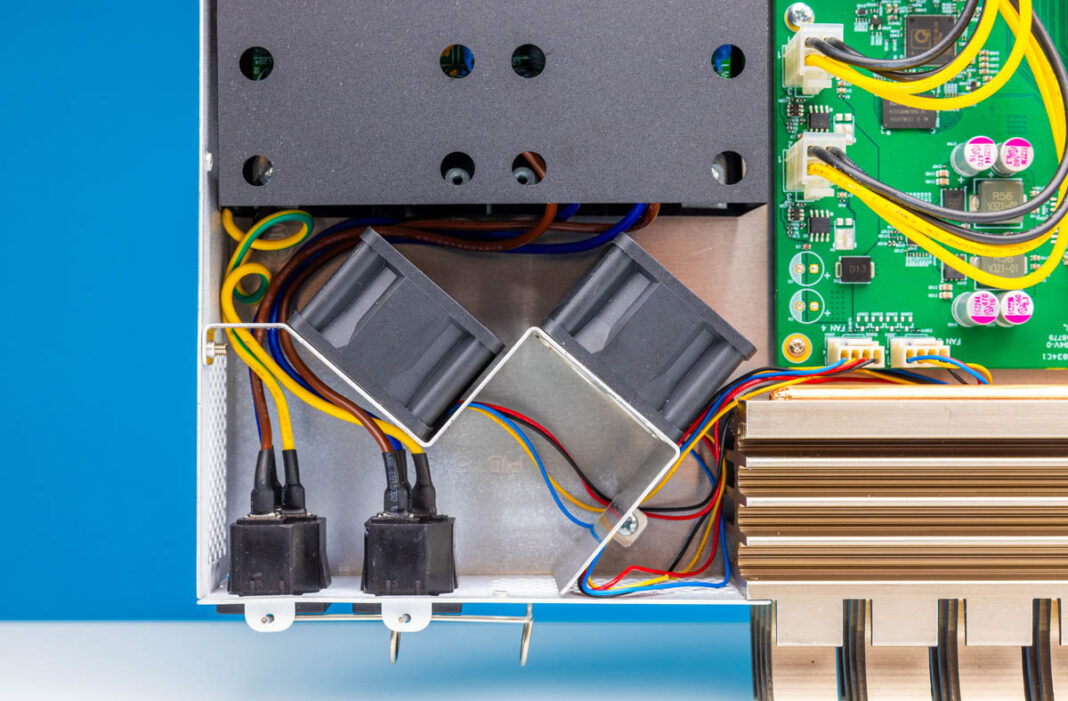 MikroTik CRS326-4C+20G+2Q+RM Switch Review 2.5GbE 10GbE and 40GbE ...