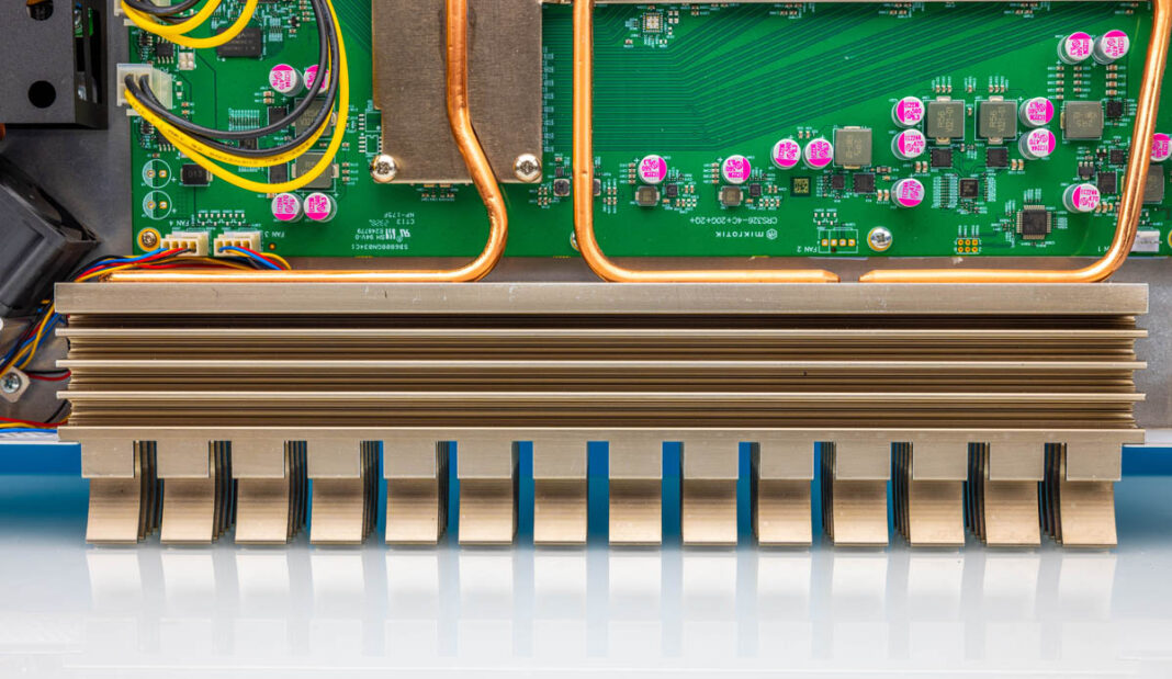 MikroTik CRS326-4C+20G+2Q+RM Switch Review 2.5GbE 10GbE and 40GbE ...