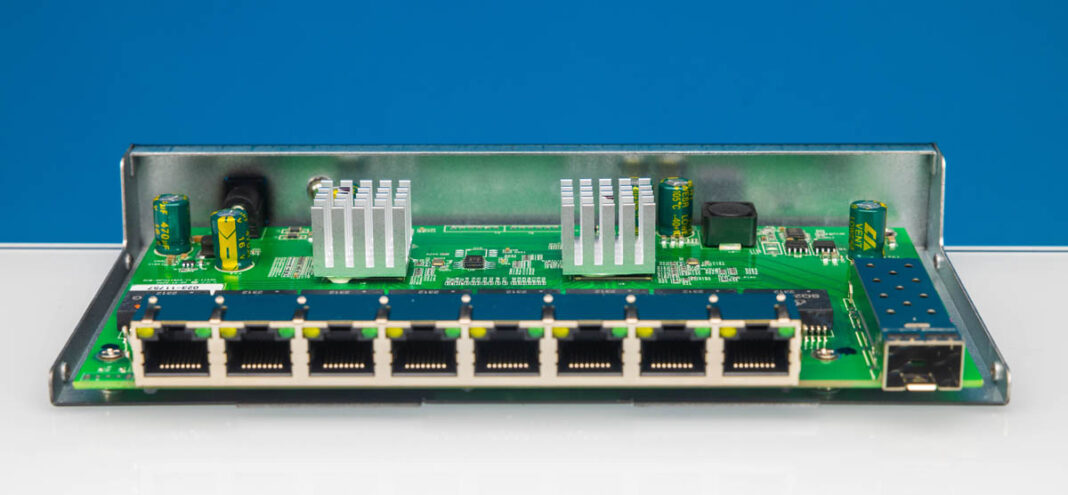Real HD SW8-1-2G 8-port 2.5GbE 1-port 10G Switch Review