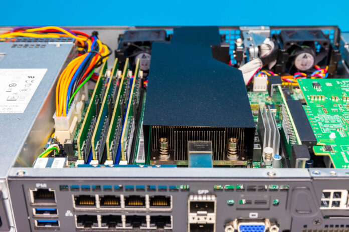 Supermicro SYS-110A-16C-RN10SP 1U 25GbE Intel Snow Ridge Server Review ...