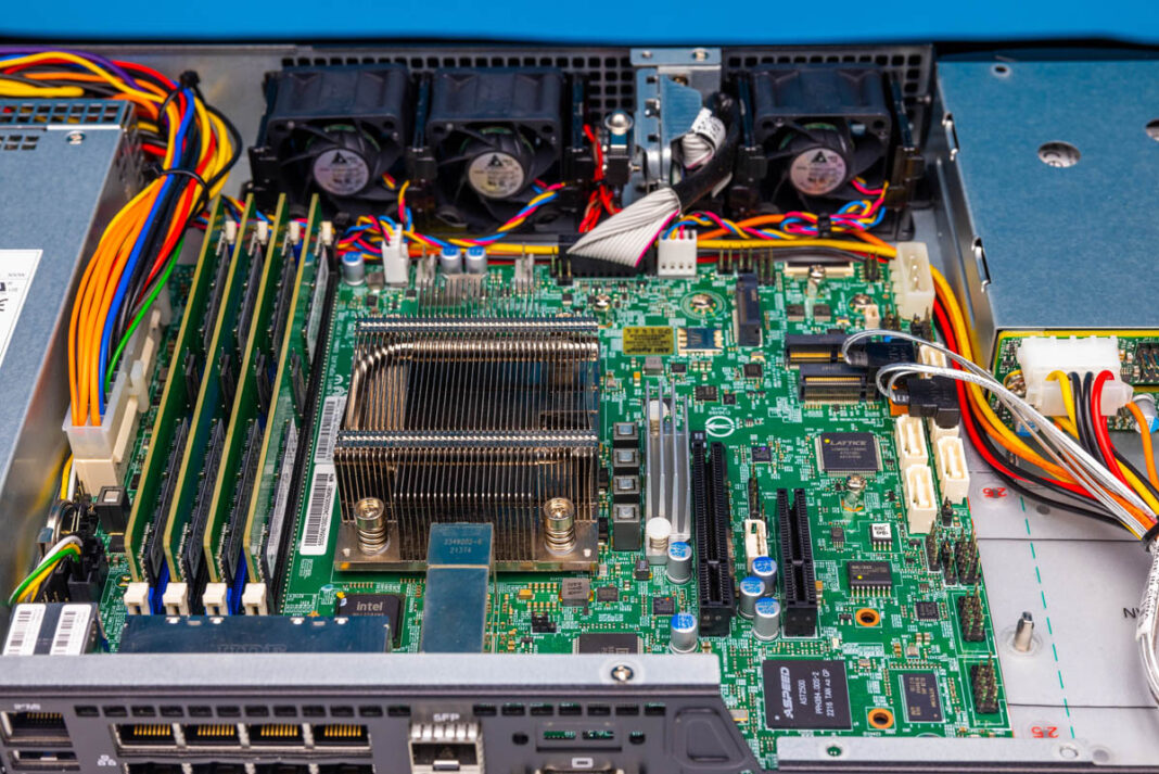 Supermicro SYS-110A-16C-RN10SP 1U 25GbE Intel Snow Ridge Server Review ...