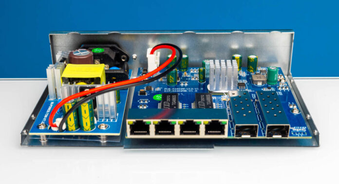YuanLey YS25-0402P 2.5GbE and 10G Desktop PoE Switch Review