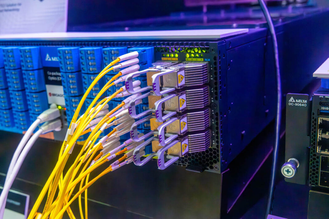 Delta Shows Broadcom 128-port 400GbE Co-Packaged Optics Switch with ...