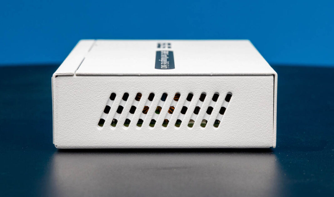 The Mini ASUS EBP15 PoE Switch is Tiny - ServeTheHome